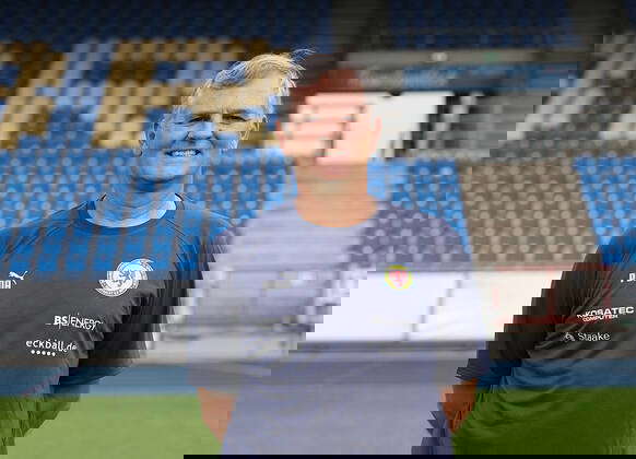 Manfred Petz, goalkeeper coach Eintracht Braunschweig, in grey DFL ...