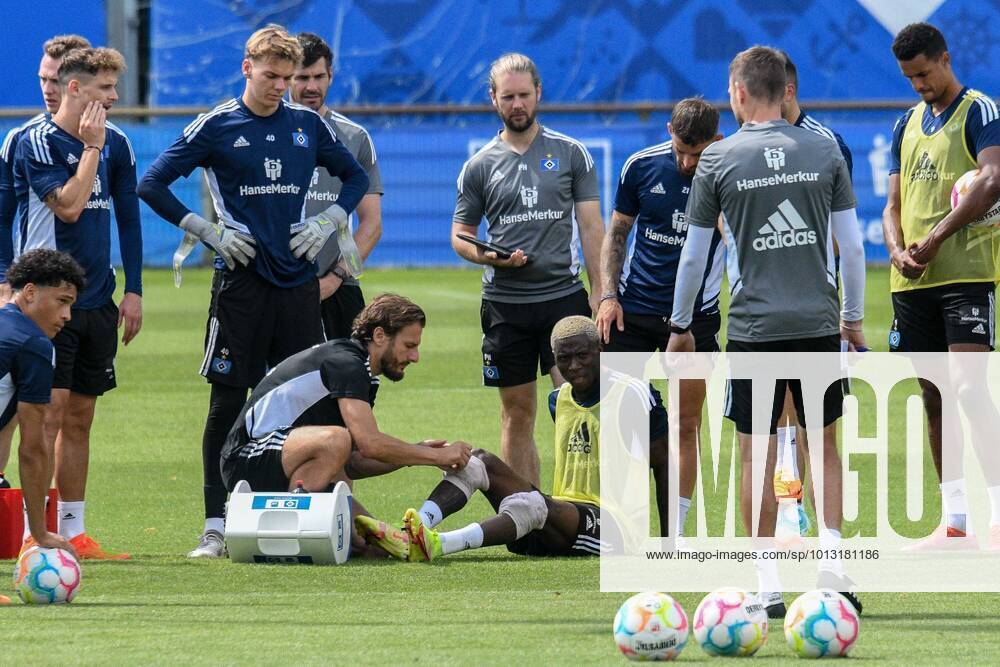 Andreas Thum physiotherapist bandages Opoku Aaron HSV both knees ...