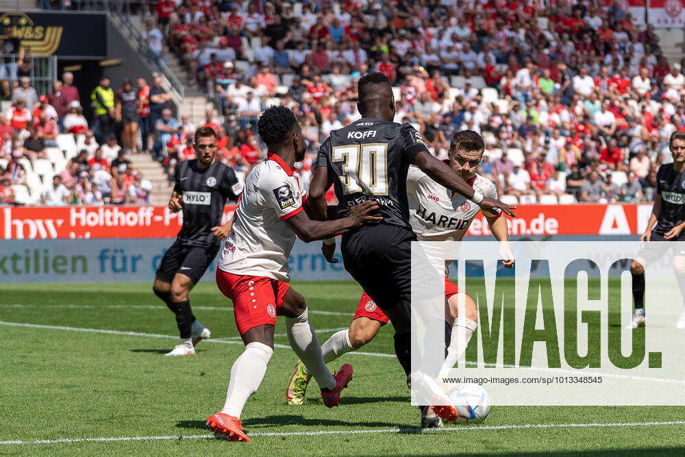 Daniel Heber Rot Weiss Essen, 14 tries to stop Jean Romaric Kevin Koffi ...