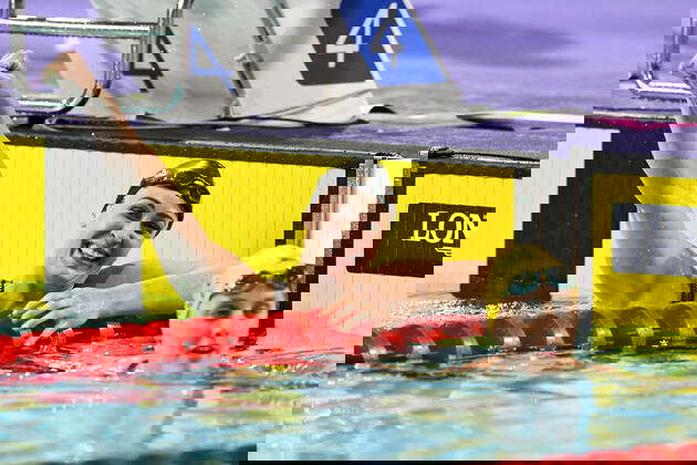 COM22 SWIMMING FINALS, Sophie Pascoe of New Zealand winning Gold and ...