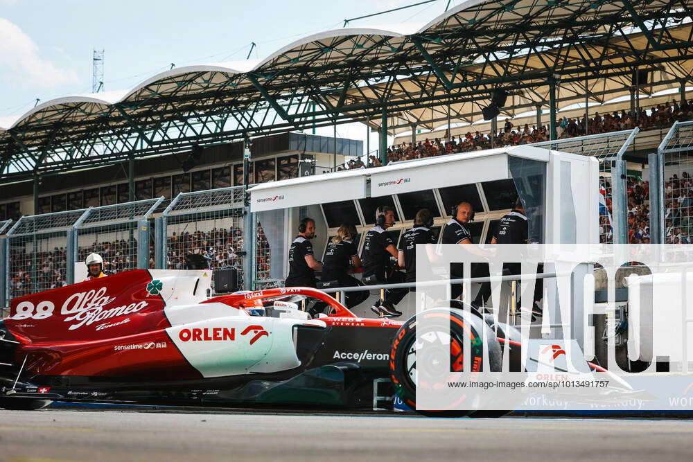 88 KUBICA Robert (pol), Alfa Romeo F1 Team ORLEN C42, action pitwall ...
