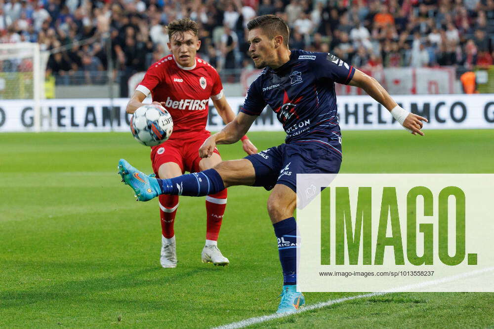 Antwerp s Sam Vines and Essevee s Alessandro Ciranni fight for the ball ...