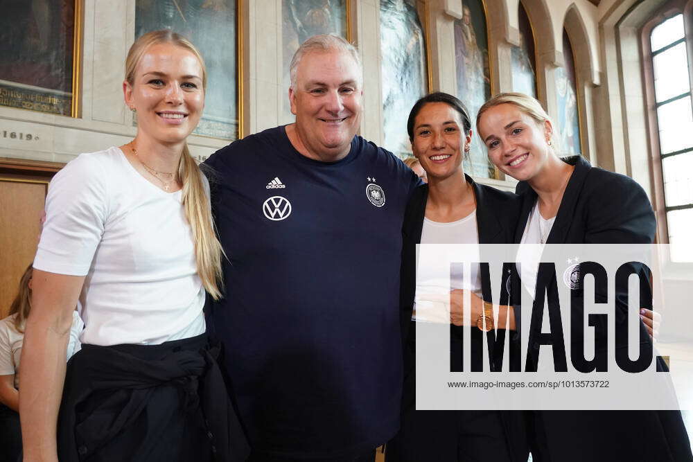 Zeugwart Steve Smith Germany with his three angels Merle Frohms, Sarah ...