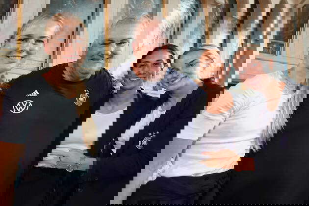 Zeugwart Steve Smith Germany with his three angels Merle Frohms, Sarah ...