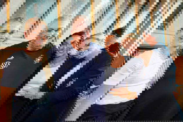 Zeugwart Steve Smith Germany with his three angels Merle Frohms, Sarah ...