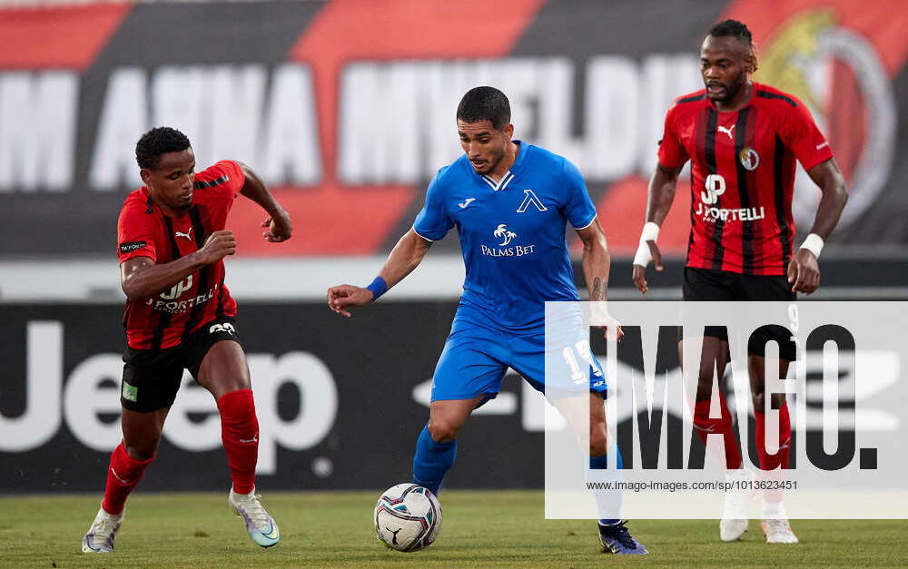 Welton Felipe (C) of Levski Sofia moves away with the ball from Jonny ...