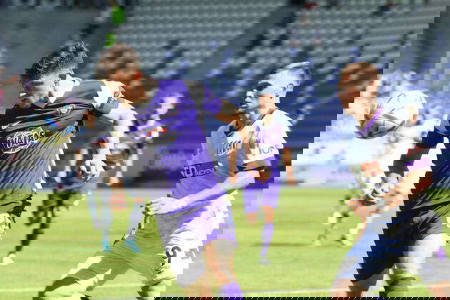 Linus Rosenloecher FC Erzgebirge Aue li and Johan Gomez FSV Zwickau re ...