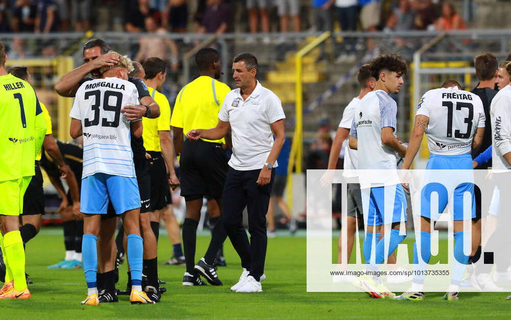 Goalkeeper coach Harald Huber thanks the 39 Leandro Morgalla 1860 at ...
