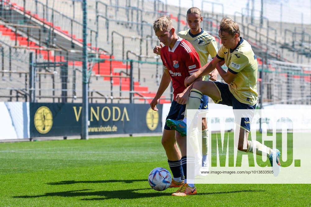 v.li.: Cornelius Pfeiffer (Unterhaching, 9) Tebo Gabriel (Hoffenheim ...