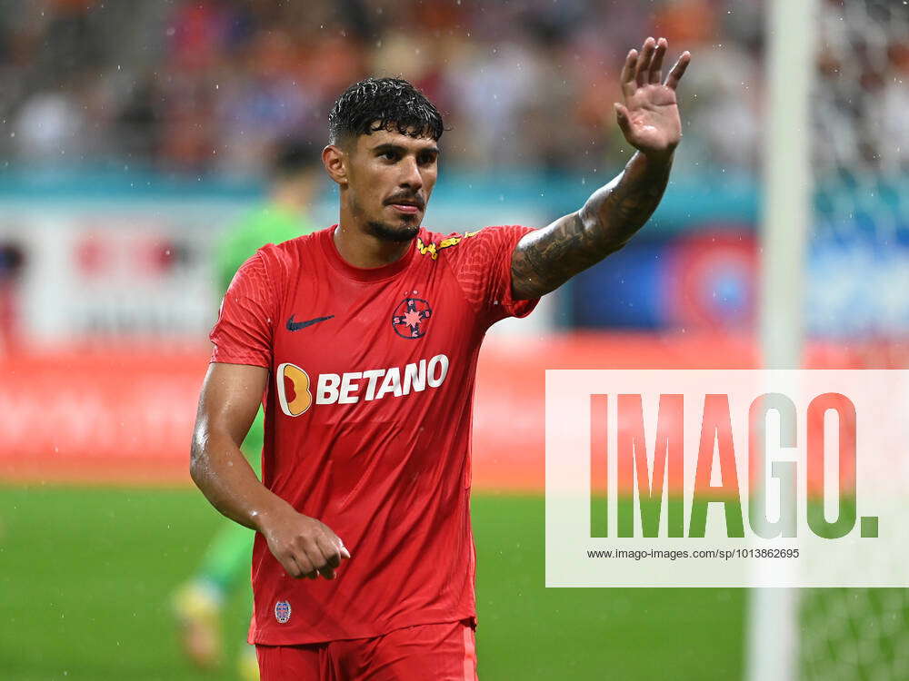 Florinel Teodor Coman saluta publicul la meciul de fotbal dintre FCSB ...