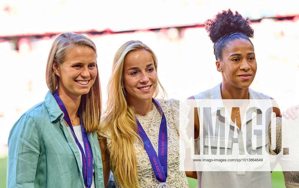Brasilian Tainara de Souza da Silva (R), Klara Bühl (L), Giulia Gwinn ...