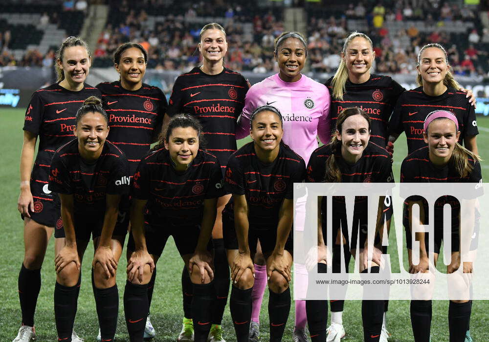 PORTLAND, OR - AUGUST 17: The Portland Thorns starting eleven pose for ...