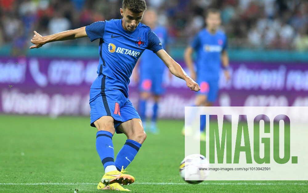 Octavian George Popescu in meciul de fotbal dintre FCSB si FK Viking ...