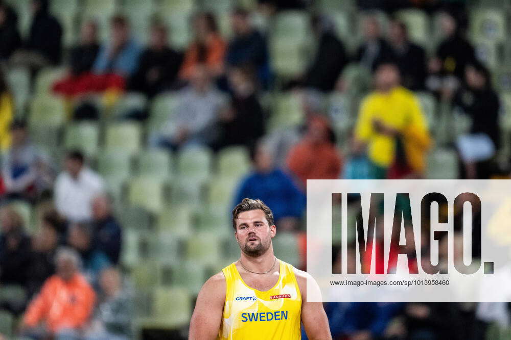 220819 Simon Pettersson of Sweden looks dejected after competing in men ...