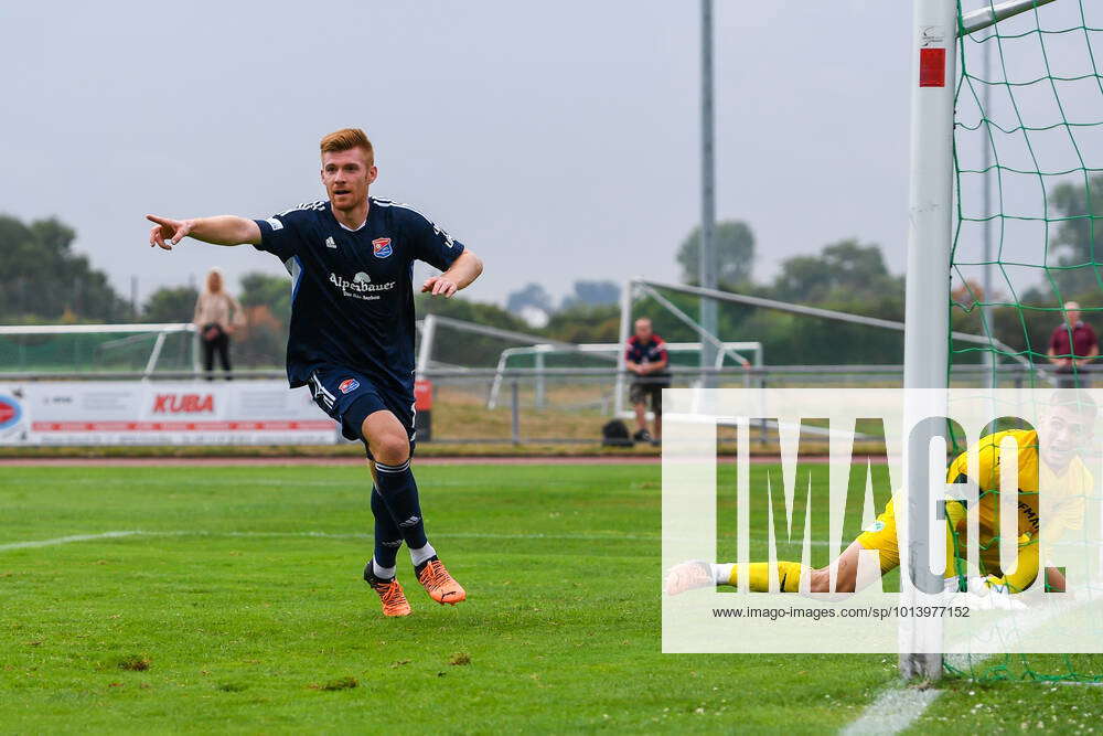 v li Mathias Fetsch Unterhaching, 11 with goal celebration, cheering ...