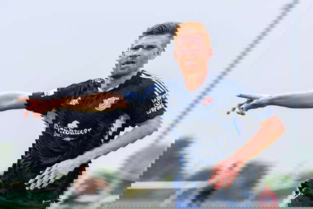 v li Mathias Fetsch Unterhaching, 11 with goal celebration, cheering ...