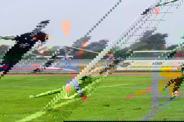 v li Mathias Fetsch Unterhaching, 11 with goal celebration, cheering ...