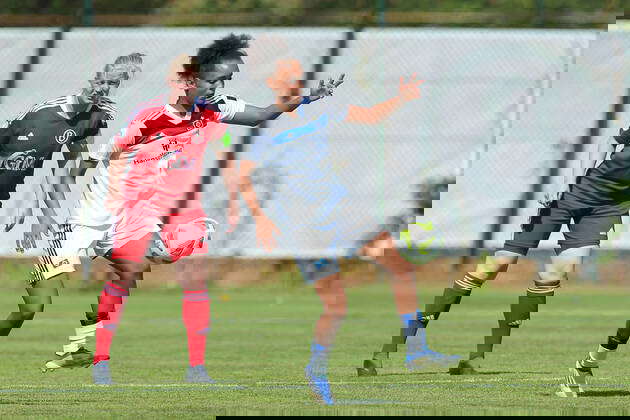 v li Lisa Baum Hamburger SV, 11 on the ball, single image, full body ...