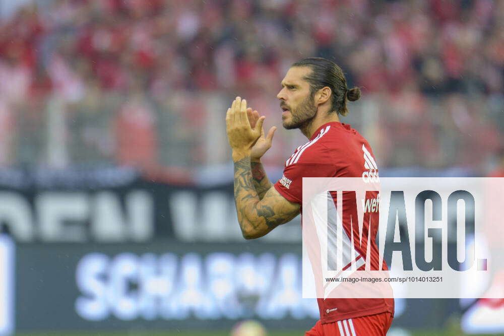 Christopher Trimmel 1 FC Union Berlin, 28 , greets fans with applause ...