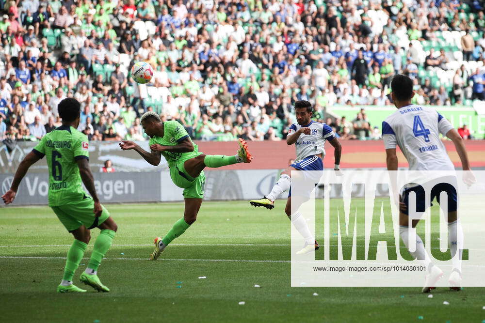 Danny Latza FC Schalke 04,8 vs Lukas Nmecha VfL Wolfsburg,10 1 football ...