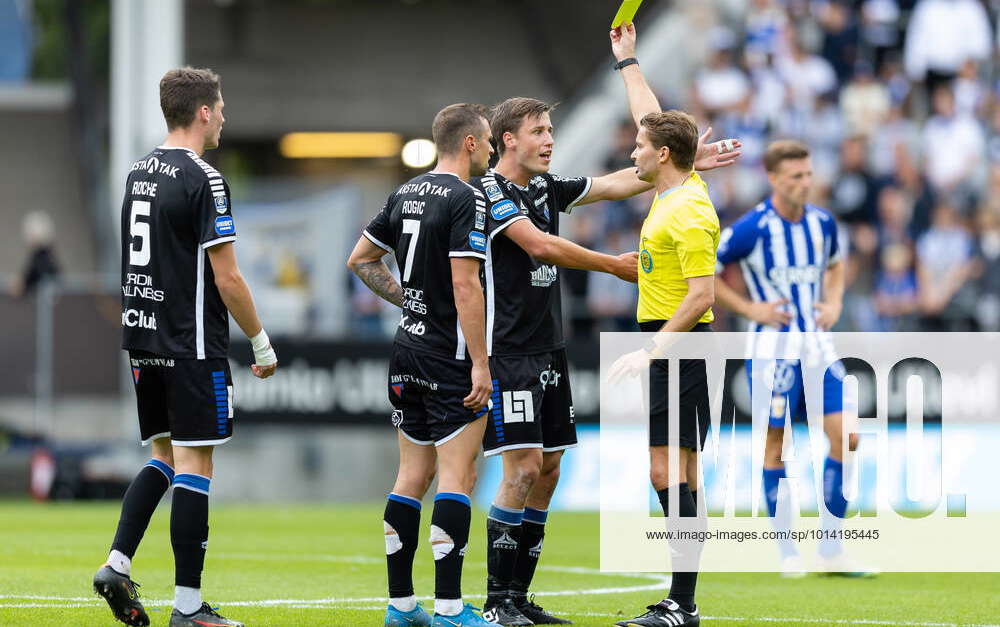 220828 Domare Joakim Östling ger Sirius Filip Olsson en varning under ...