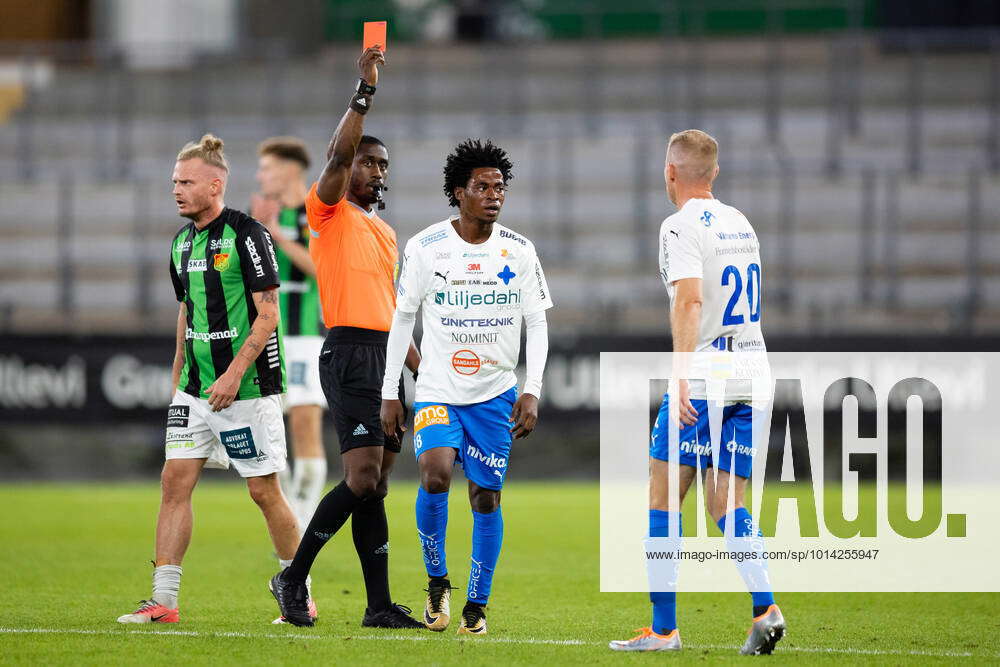 220830 Referee Fredrik Oppong hands out a red card to Värnamos Frank ...