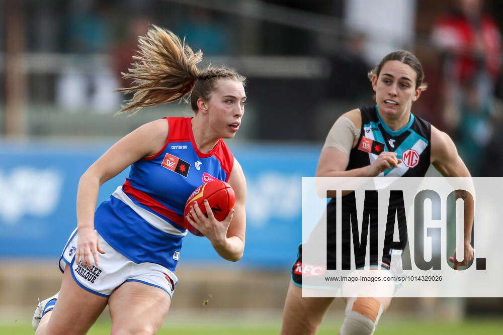 AFLW POWER BULLDOGS, Sarah Hartwig of the Bulldogs chased by Maggie ...