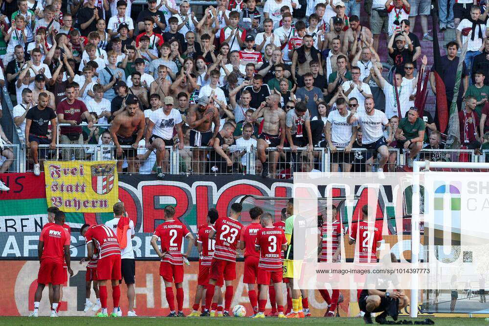 Augsburg players stand by the fan block, FC Augsburg vs Hertha BSC ...