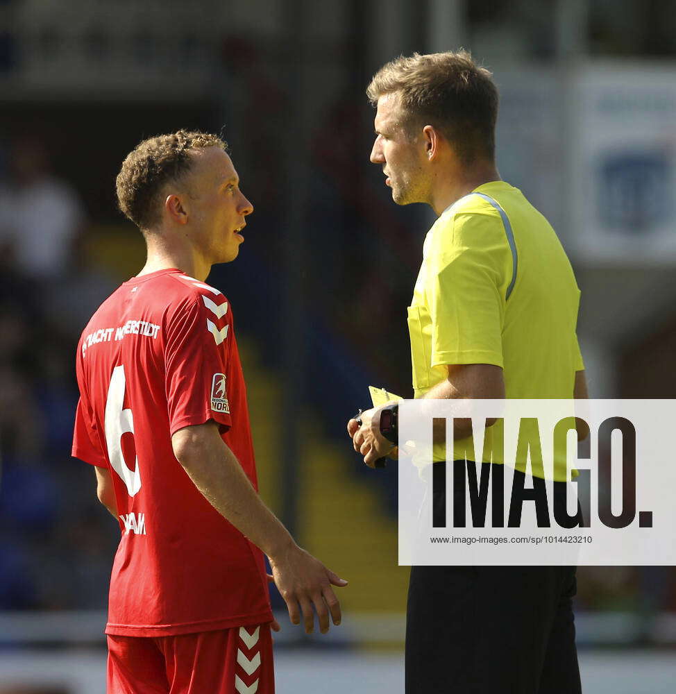 Photo Dylan Williams Norderstedt in dispute with referee Timo Daniel ...