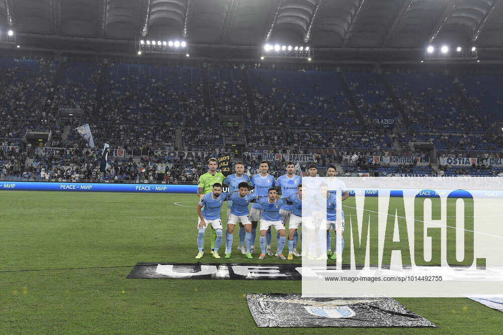 LAzio players pose for a team photo during the Europa League Group F ...