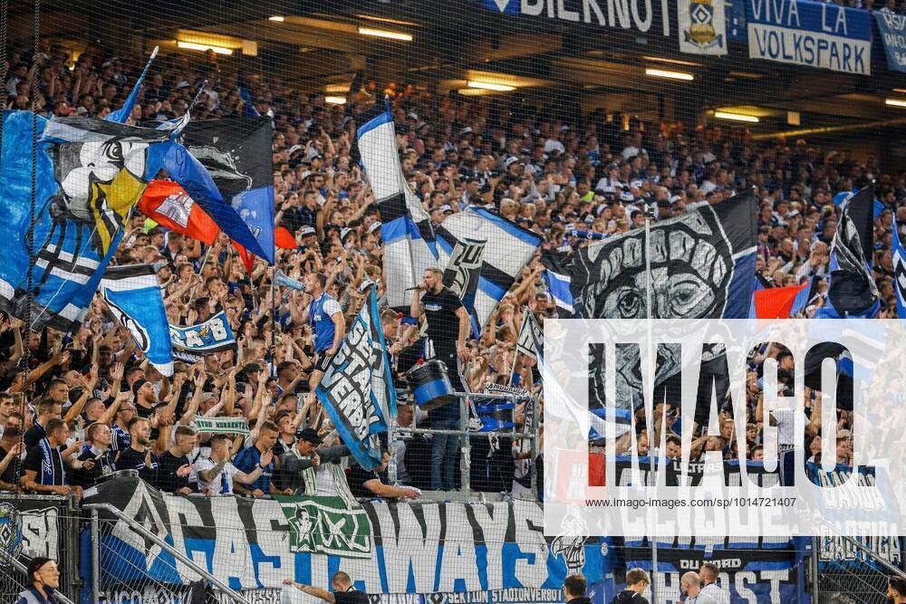 Nordtribüne HSV Castaways Clique Vorsänger am Mikrofon Germany ...