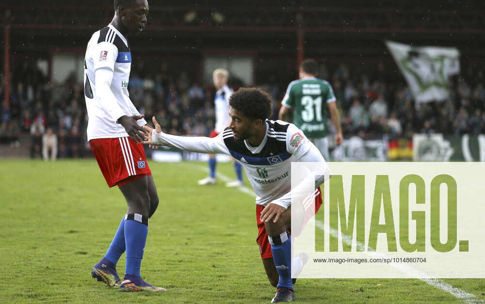 Foto : enttäuscht am Boden kauert Bryan HEIN HSV links tröstet Elijah ...