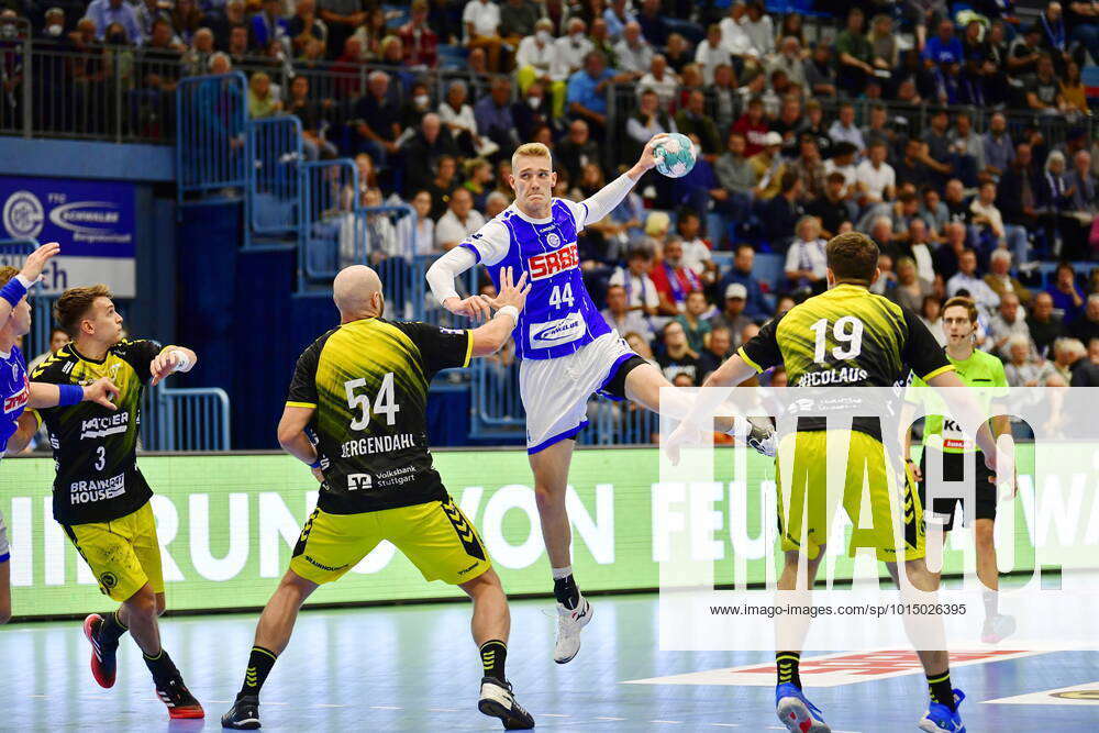 Tom Jansen VfL Gummersbach 44 vs Oscar Bergendahl TVB Stuttgart 54 GER ...