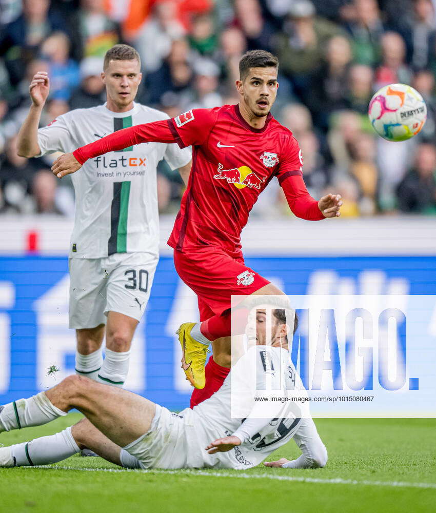 Leipzigs Andre Silva red against Gladbachs Nico Elvedi and Joe Scally ...