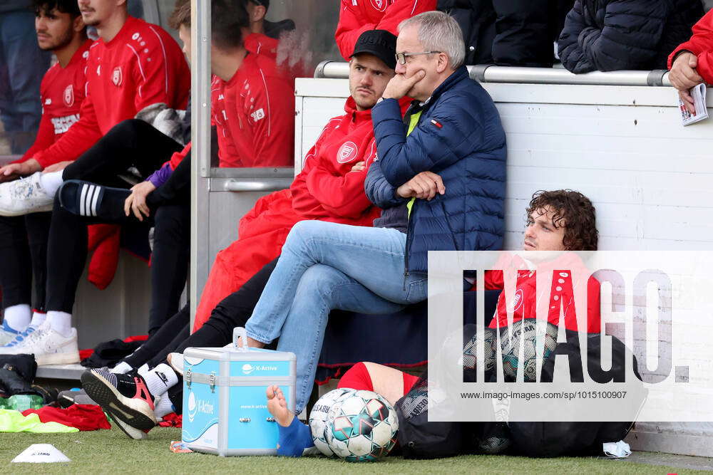 Sporting director Ottmar Griffel SI Mi , and the injured Julian Moritz ...