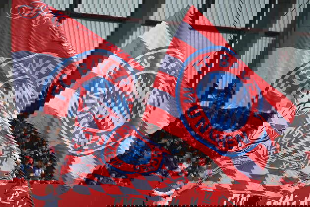 Randmotiv FC Bayern Fahnenschwenker, flags with club emblem football ...