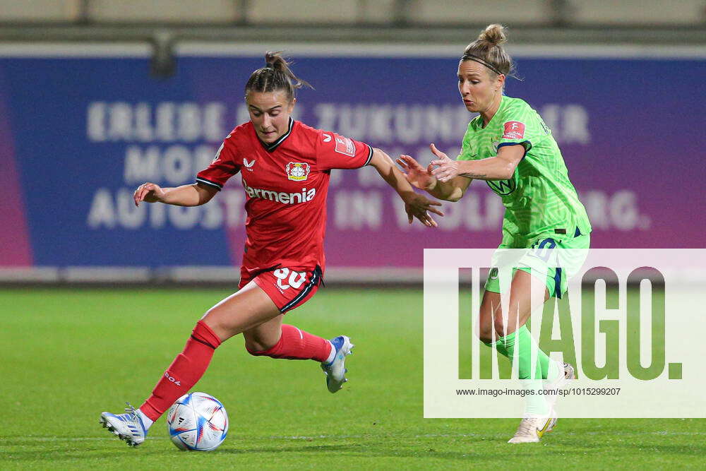 f l Lara Marti Bayer 04 Leverkusen, 30 and Svenja Huth VfL Wolfsburg, 10 in duel, duel, dynamic