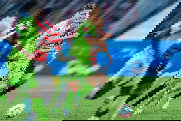 Mattias Svanberg VfL Wolfsburg, 32 on the ball, in front Evan Ndicka ...