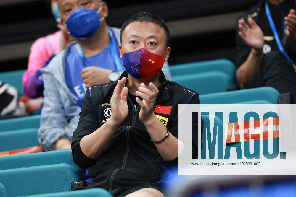 (221002) -- CHENGDU, Oct. 2, 2022 -- Ma Lin, coach of Team China reacts ...