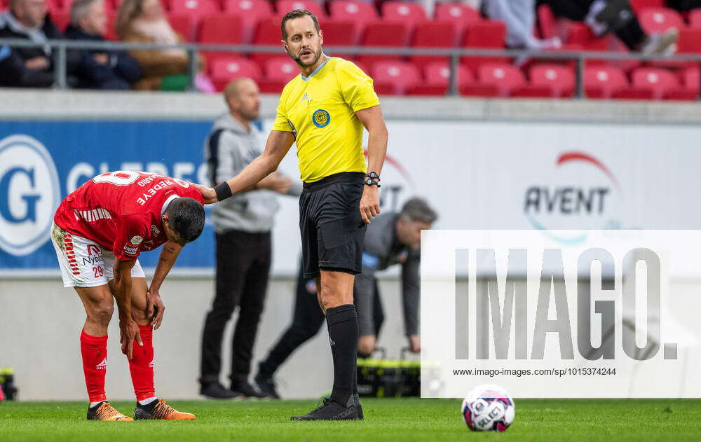 221002 Kalmars Romario Pereira Sipiao and Referee Victor Wolf during ...