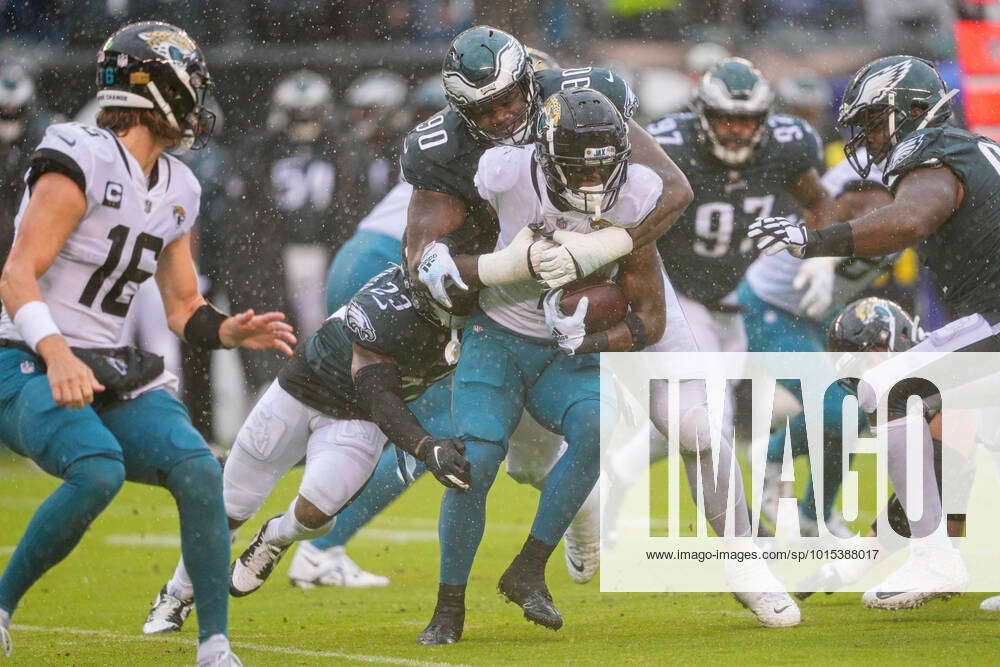 PHILADELPHIA, PA - OCTOBER 02: Philadelphia Eagles defensive tackle ...