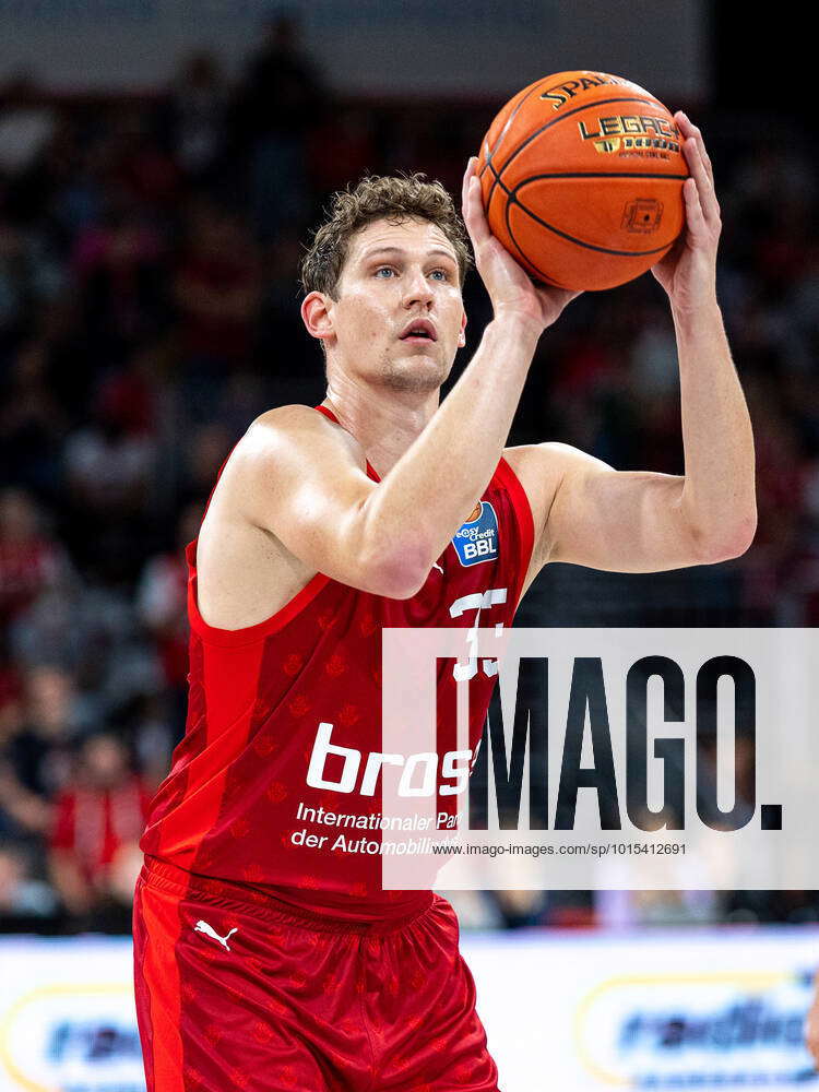 Patrick Heckmann Brose Bamberg, 33 , single image, single photo, portrait, portraet, free throw