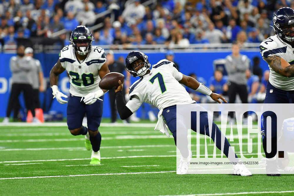 DETROIT, MI - OCTOBER 02: Seattle Seahawks QB Geno Smith (7) makes a ...