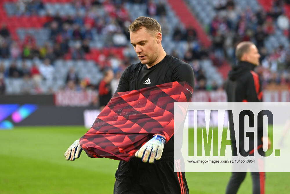 Manuel NEW goalkeeper Bayern Muenchen after warming up, takes off his ...