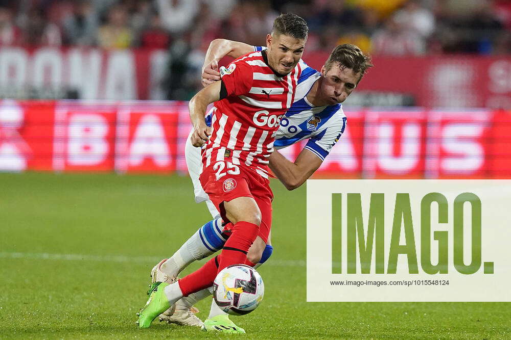 Girona FC s Manu Vallejo (l) and Real Sociedad s Jon Pacheco during La ...