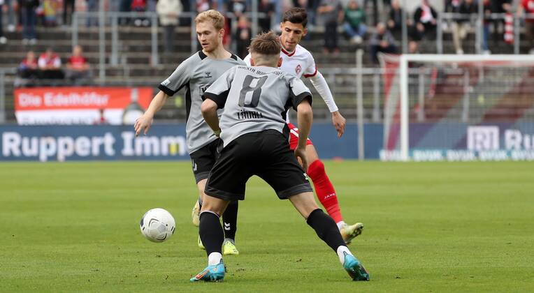 v li Maximilian Reiter SV Wacker Burghausen, Felix Göttlicher FC Würzburger Kickers