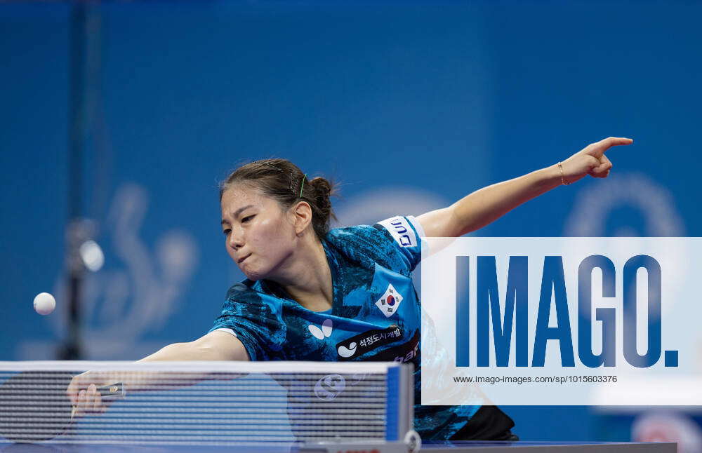 (221005) -- CHENGDU, Oct. 5, 2022 -- Yoon Hyobin of South Korea hits a ...