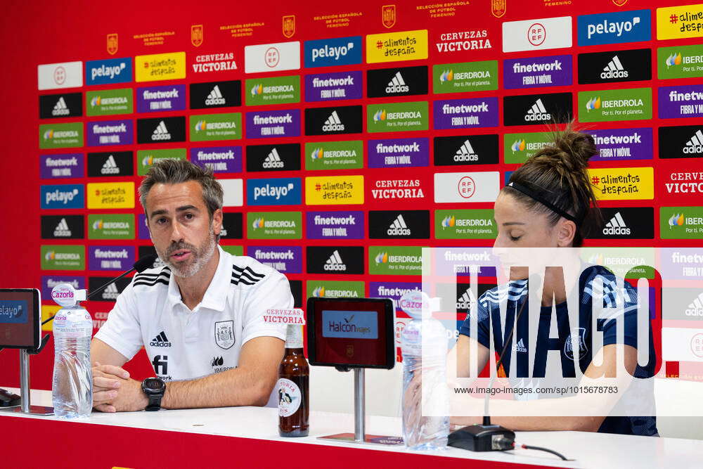 221006 Coach Jorge Vilda and Esther Gonzalez of the Spanish womens ...