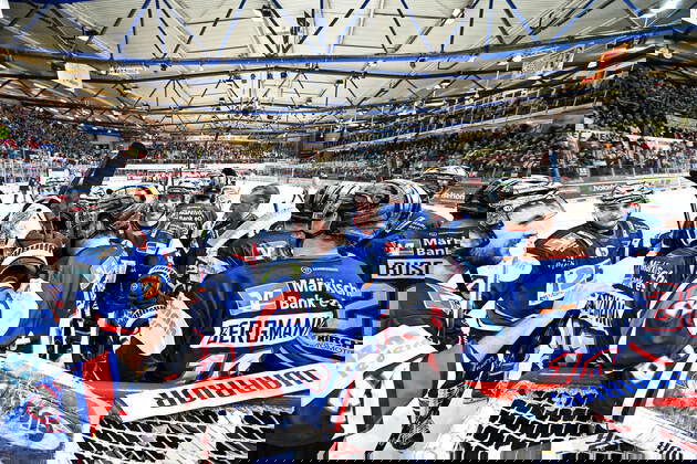 Cheers, joy Lean Bergmann Iserlohn Roosters, 10 , Iserlohn Roosters vs ...