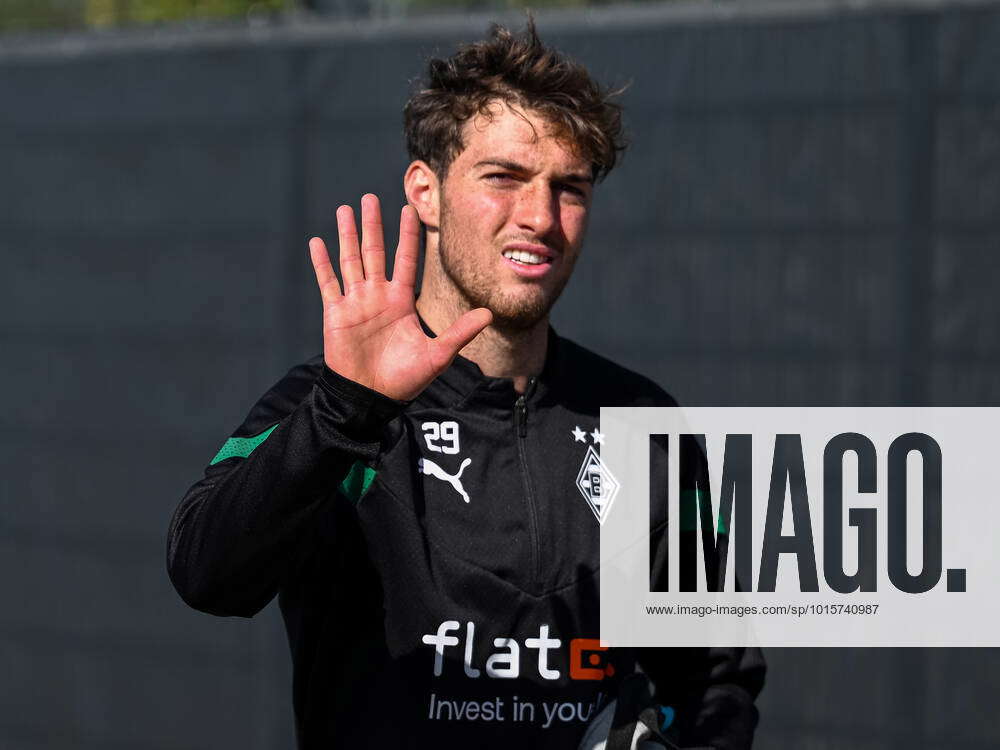 Joe Scally Borussia Moenchengladbach, 29 waves friendly after training ...